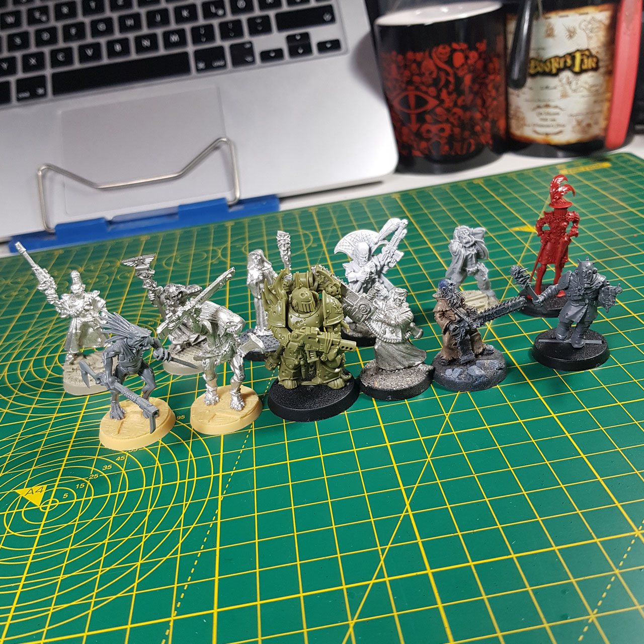 Warhammer 40.000 – Blackstone Fortress Comparison Miniatures ...